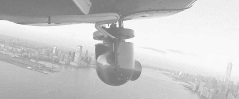 ヘリコプターのジンバル、防振装置 - カメラ防振装置 CINEFLEX T2